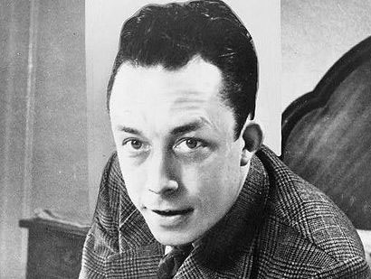 499px-Albert_Camus,_gagnant_de_prix_Nobel,_portrait_en_buste,_posé_au ...